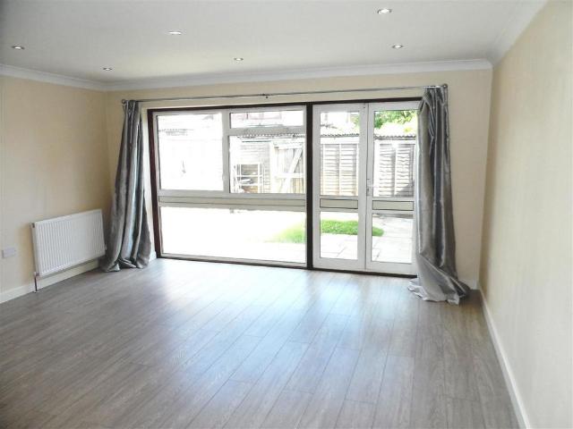 3 bedroom end of terrace house to rent