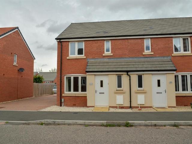 3 bedroom end of terrace house to rent