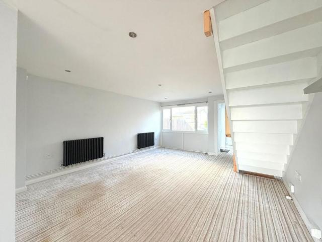3 bedroom end of terrace house to rent