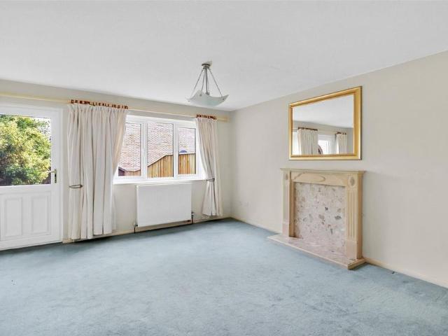 3 bedroom end of terrace house to rent