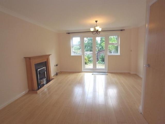 3 bedroom end of terrace house to rent