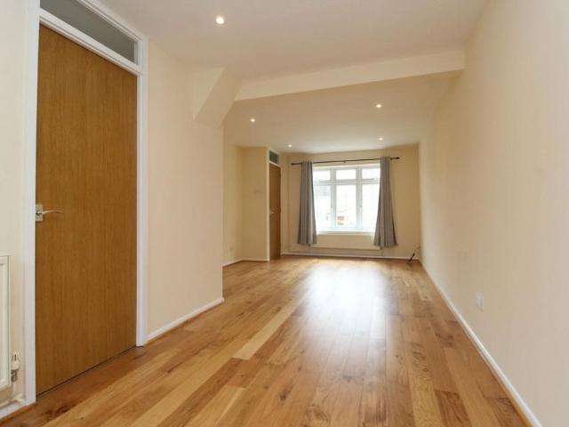 3 bedroom end of terrace house to rent