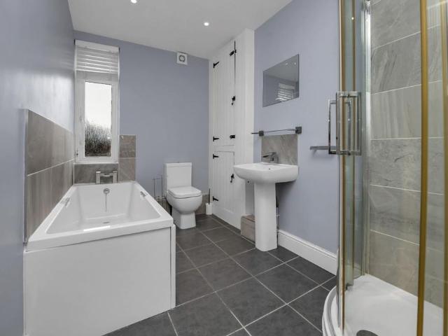 3 bedroom end of terrace house to rent