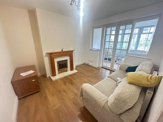 3 bedroom end of terrace house to rent