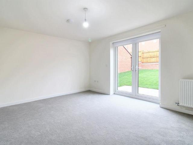 3 bedroom end of terrace house to rent