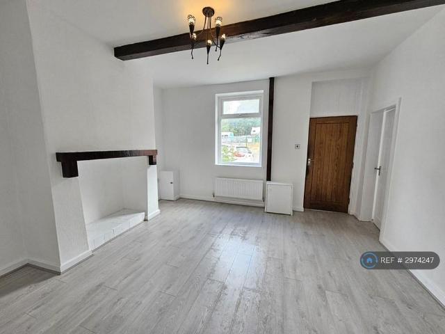 3 bedroom end of terrace house to rent