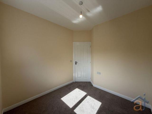 3 bedroom end of terrace house to rent