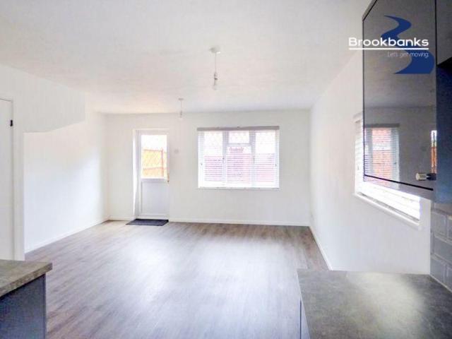 3 bedroom end of terrace house to rent