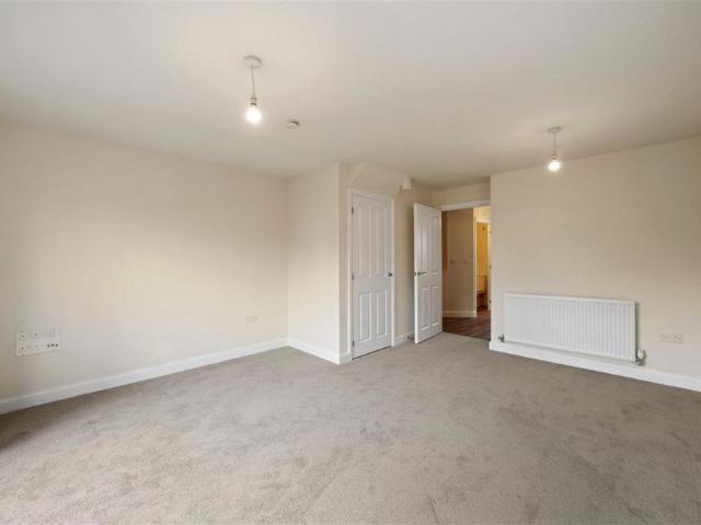 3 bedroom end of terrace house to rent