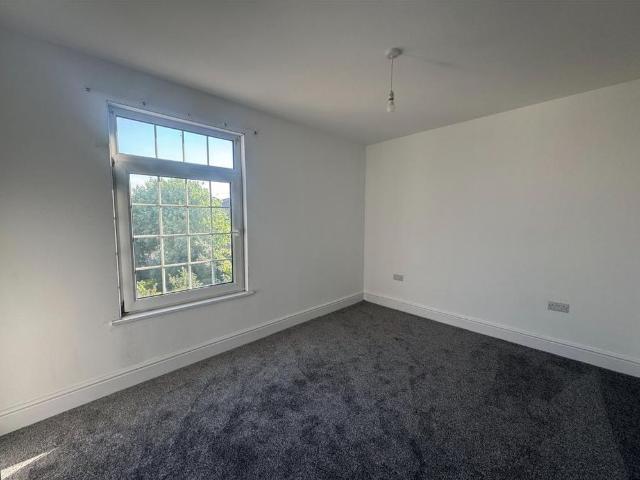3 bedroom end of terrace house to rent