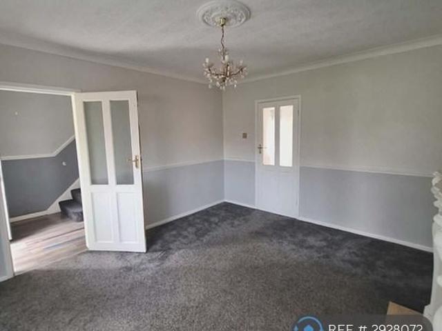 3 bedroom end of terrace house to rent