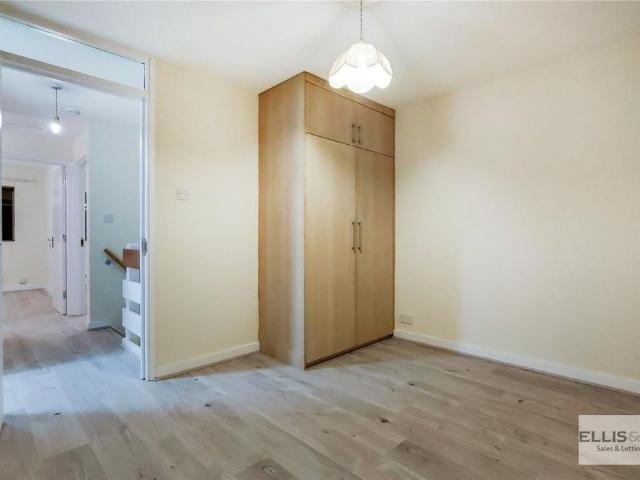 3 bedroom end of terrace house to rent