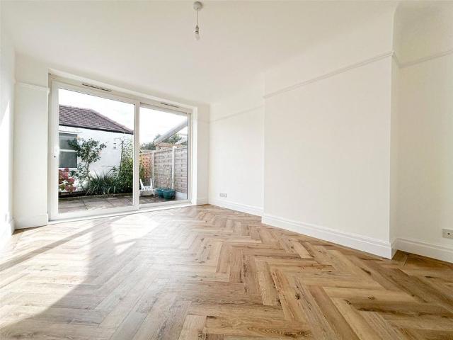3 bedroom end of terrace house to rent
