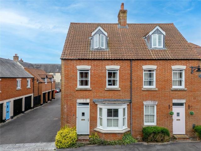 3 bedroom end of terrace house to rent
