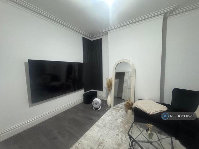 3 bedroom end of terrace house to rent