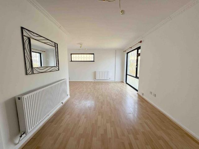 3 bedroom end of terrace house to rent