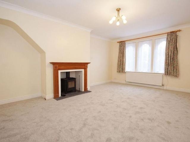3 bedroom end of terrace house to rent