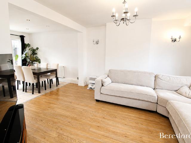 3 bedroom end of terrace house to rent