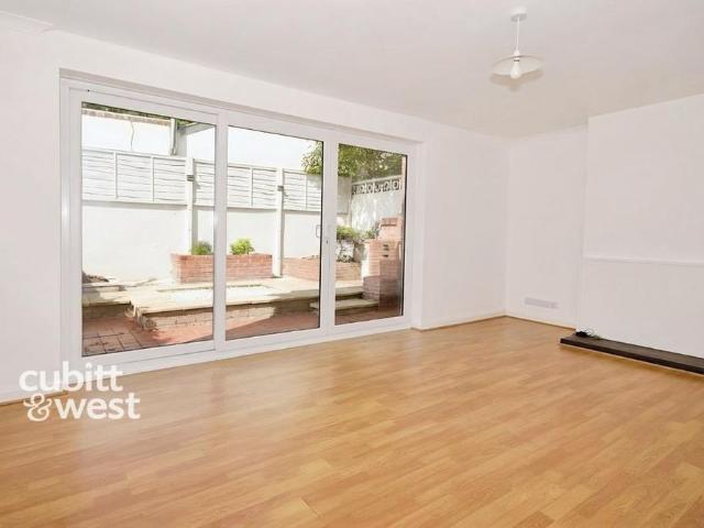3 bedroom end of terrace house to rent