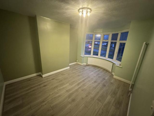 3 bedroom end of terrace house to rent