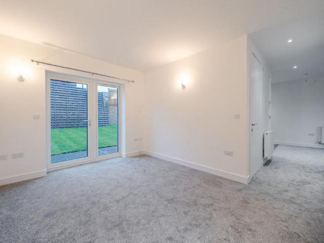 3 bedroom end of terrace house to rent