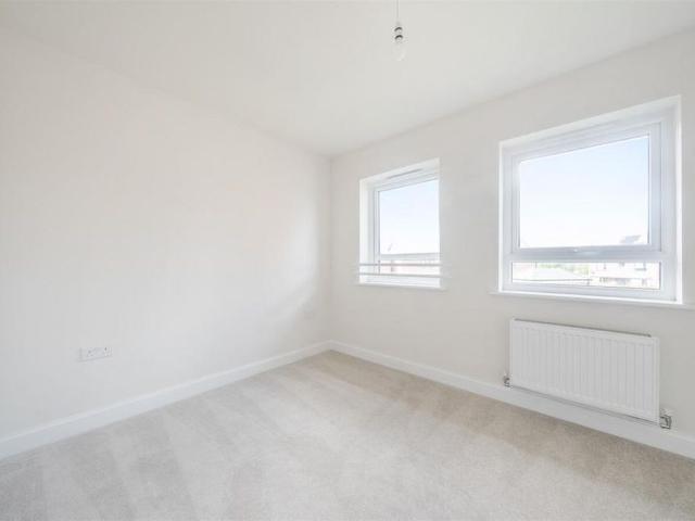 3 bedroom end of terrace house to rent