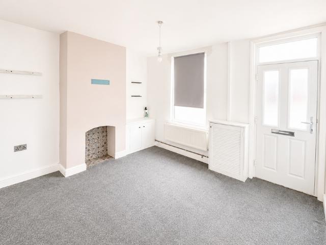 3 bedroom end of terrace house to rent