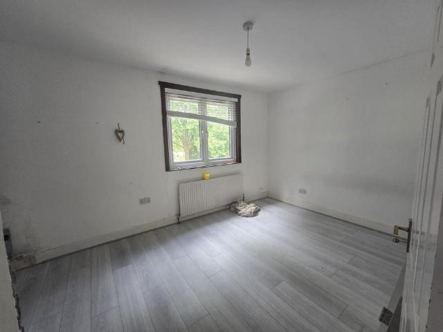 3 bedroom end of terrace house to rent