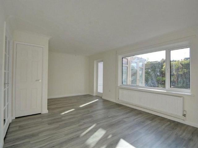 3 bedroom end of terrace house to rent