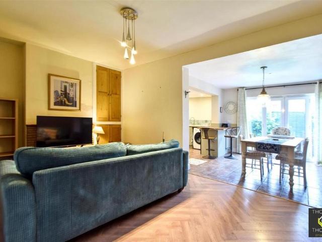 3 bedroom end of terrace house to rent