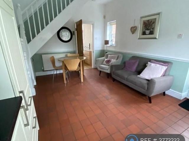 3 bedroom end of terrace house to rent