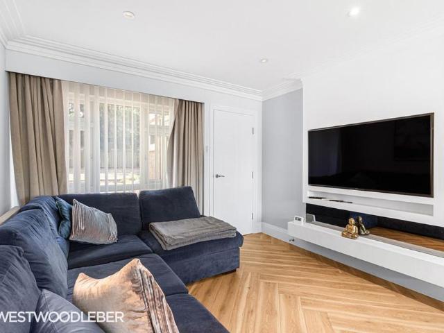 3 bedroom end of terrace house to rent