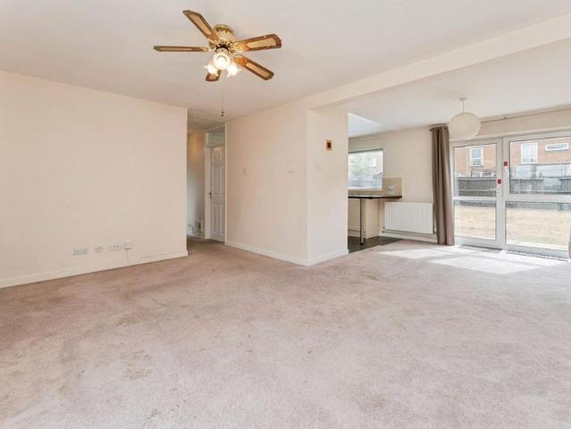3 bedroom end of terrace house to rent