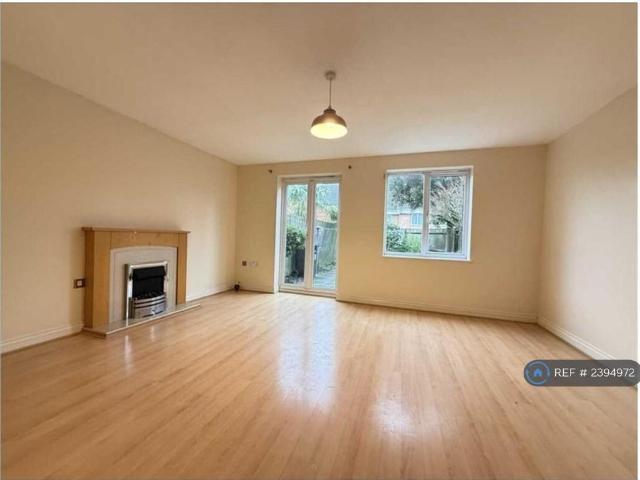 3 bedroom end of terrace house to rent