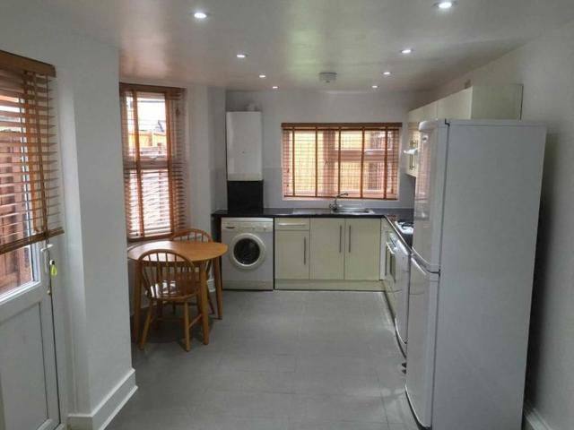 3 bedroom end of terrace house to rent