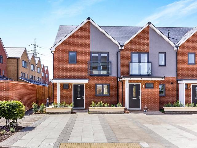 3 bedroom end of terrace house to rent