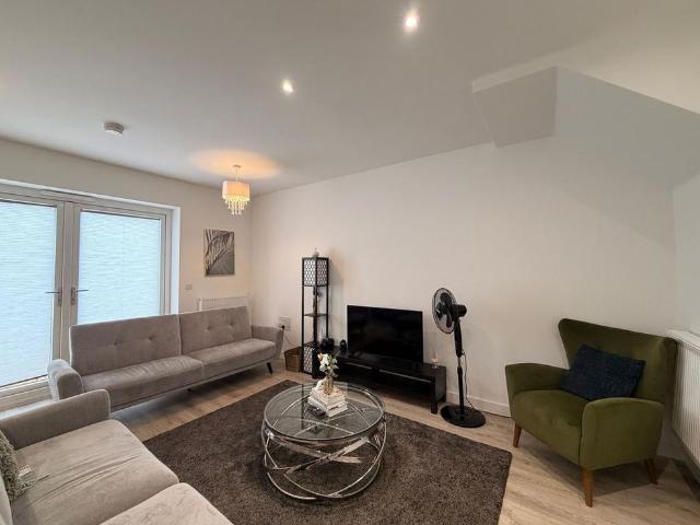 3 bedroom end of terrace house to rent