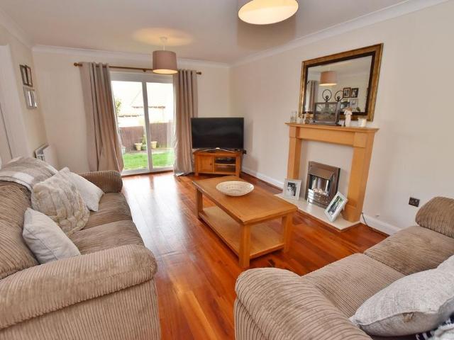 3 bedroom end of terrace house to rent