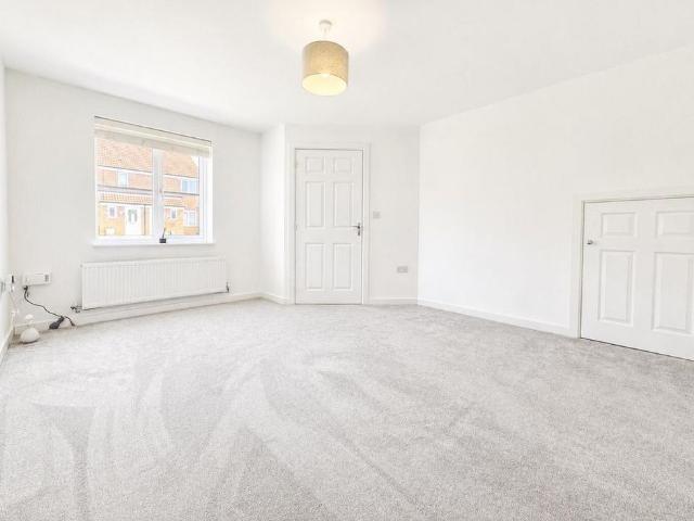 3 bedroom end of terrace house to rent