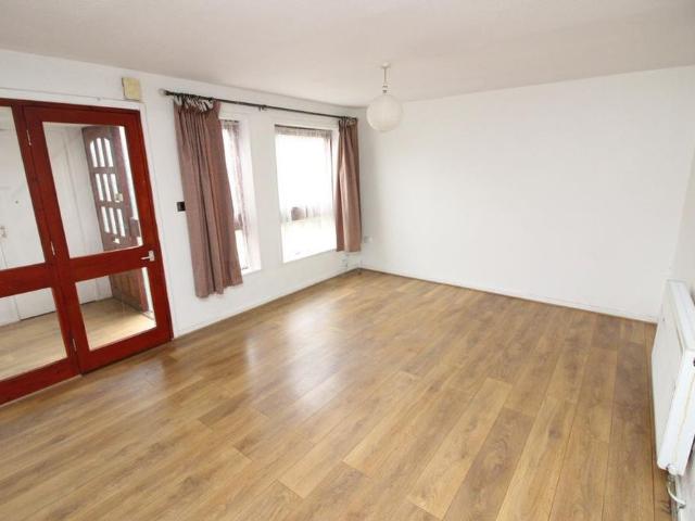 3 bedroom end of terrace house to rent