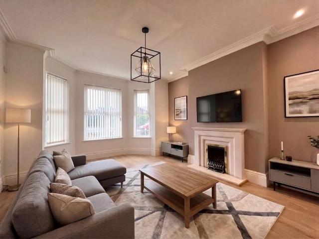 3 bedroom end of terrace house to rent