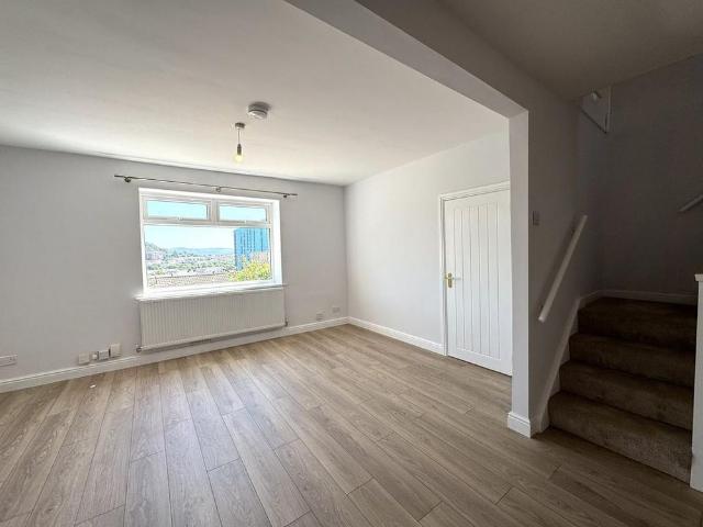 3 bedroom end of terrace house to rent