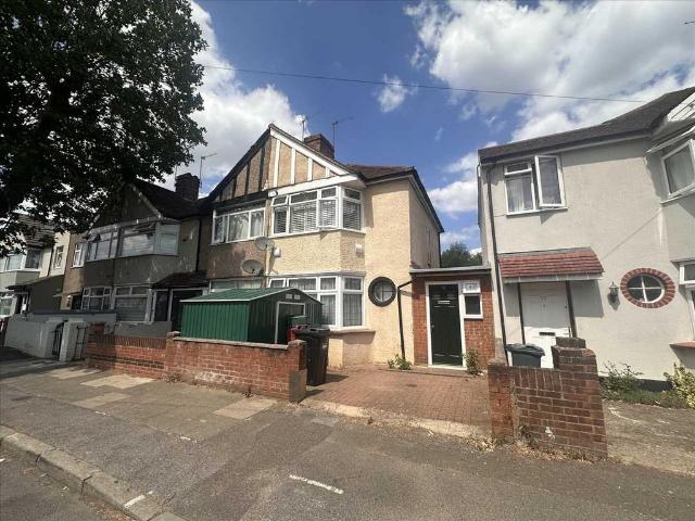 3 bedroom end of terrace house to rent