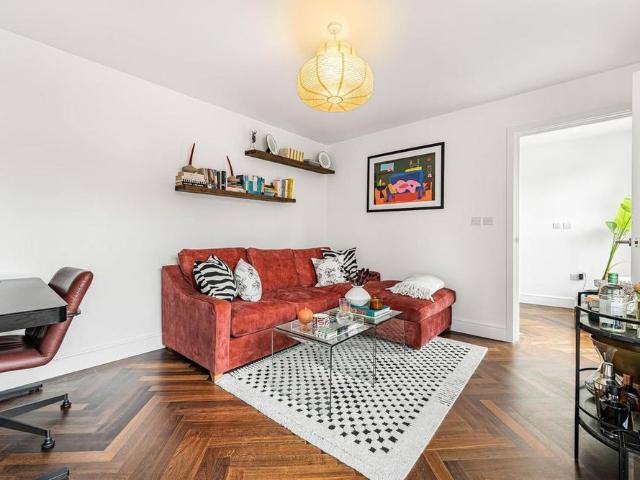 3 bedroom end of terrace house to rent