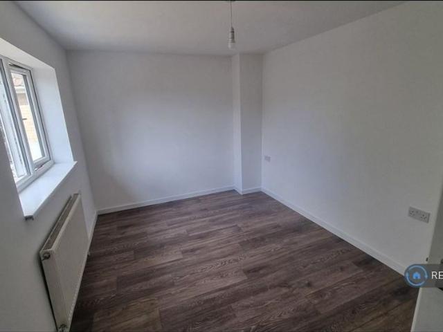 3 bedroom end of terrace house to rent