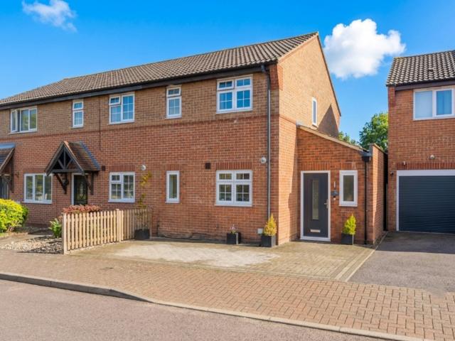 3 bedroom end of terrace house to rent