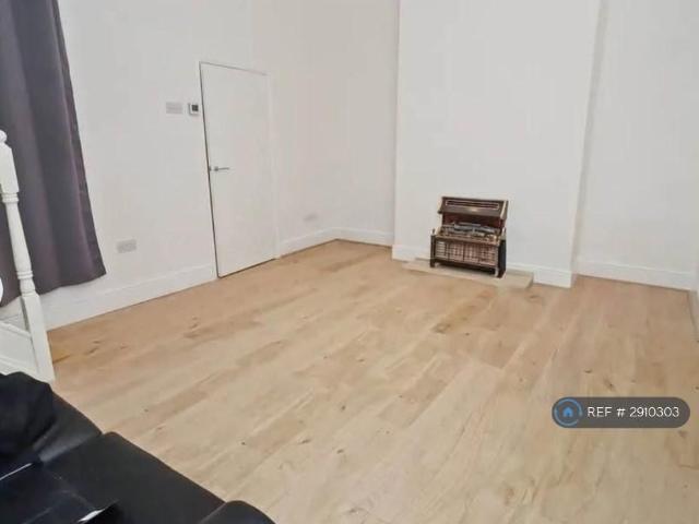 3 bedroom end of terrace house to rent