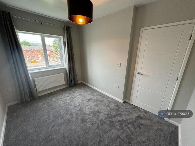 3 bedroom end of terrace house to rent