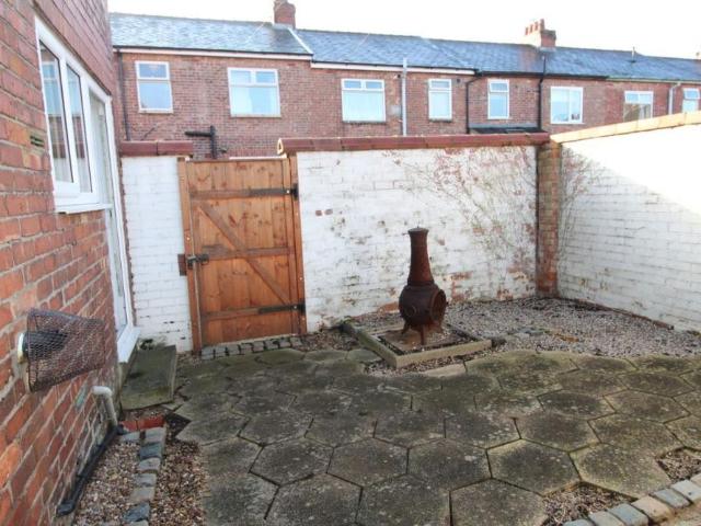 3 bedroom end of terrace house to rent