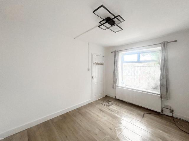 3 bedroom end of terrace house to rent